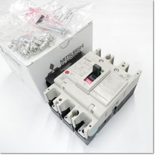 ▲箱の仕様はオプションの端子カバー付きですが、端子カバーはありません▲箱が汚れています▲2022年製