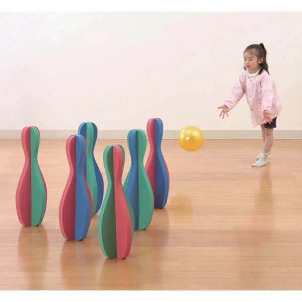 巨大なカラフルピンを倒して、みんなで仲良く遊びましょう。大きいピンとボールなのでダイナミックにボウリング遊びができます。柔らかい素材なので、倒れても音や初撃が少ないので屋内遊びにも適しております。サイズピン　200×200×高さ600mmボ...