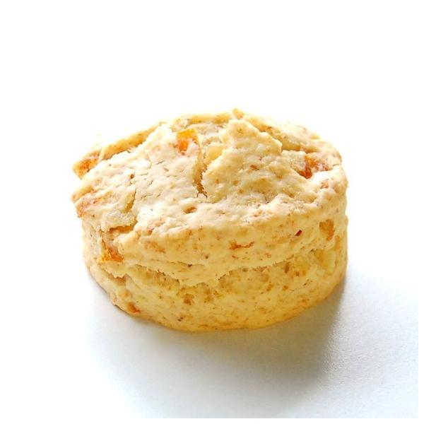 焙焼した小麦のふすまを加えた生地が良質なオレンジピールとの組み合わせで絶妙な風味に。さわやかな香りを楽しめるスコーンです。■内容量：１個 ■商品サイズ：直径約6〜6.5cm■アレルギー品目：小麦・卵・乳成分・オレンジ■賞味期限：冷凍２ヶ月 ...