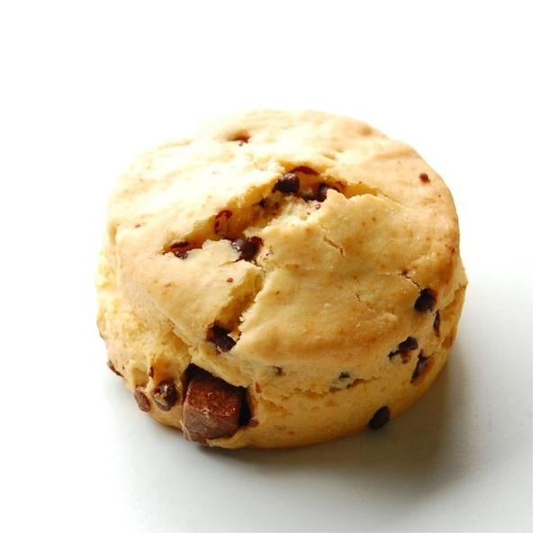 スコーンには定番のチョコチップ。生地のおいしさとチョコの甘さをラムの香りがさりげなく繋ぎやさしいチョコチップスコーンが出来ました。チョコチップは２種類を使っています。■内容量：１個 ■商品サイズ：直径約6〜6.5cm■アレルギー品目：小麦・...