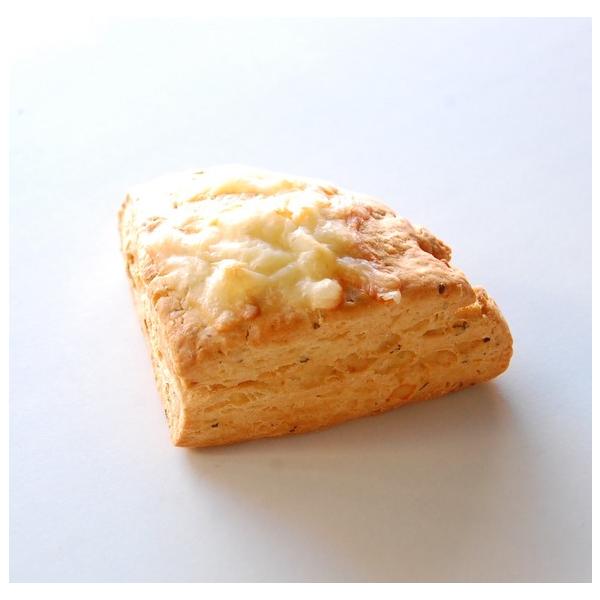 チーズのトッピングが溶けてこんがり焼けた香ばしい風味。生地にはキューブタイプと粉タイプのチーズ、トマトを組み合わせ、ドライバジルを効かせています。■内容量：１個 ■商品サイズ：約７ｃｍ x ７ｃｍ■アレルギー品目：小麦・卵・乳成分・大豆■賞...