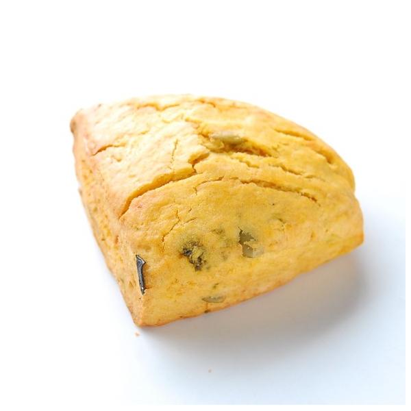 かぼちゃをオニオンとローズマリーの風味でソテーした具材をかぼちゃの種とともに入れています。少しスパイシーなハーブの風味とかぼちゃはとても良く合っています。■内容量：１個 ■商品サイズ：約７ｃｍ x ７ｃｍ■アレルギー品目：小麦・卵・乳成分・...