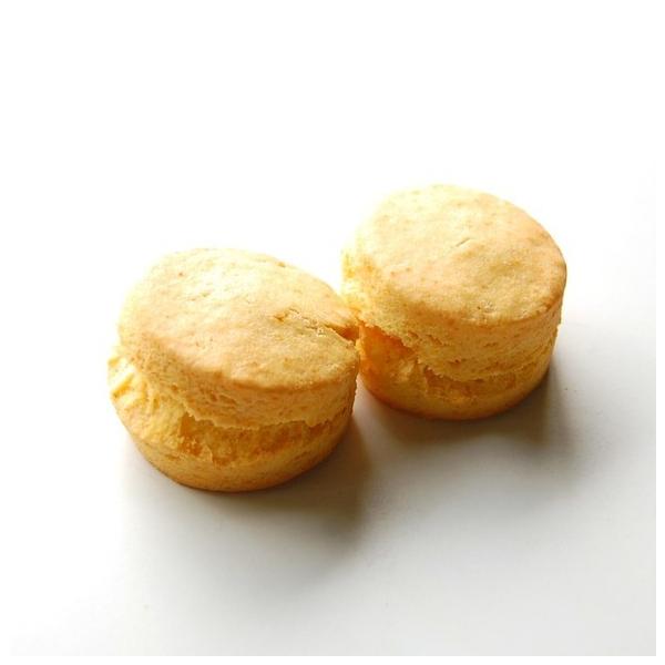 5号パテで抜いたちょっと小ぶりで可愛い姿のシンプルスコーンです。シンプルなコーングリッツ入り。フルーティーで、やや酸味のあるジャムと良く合います。たっぷりのスコーンクリームとともにどうぞ！■内容量：２個 ■商品サイズ：直径約5〜5.5ｃｍ■...