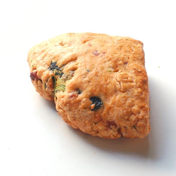 オーツ麦をたっぷり混ぜ込み、チーズともにトマトオニオン風味で仕上げました。　隠し味にお味噌を使ったライトでヘルシーなお食事にぴったりなスコーンです。■内容量：１個 ■商品サイズ：約７ｃｍ x ７ｃｍ■アレルギー品目：小麦・卵・乳成分・大豆■...