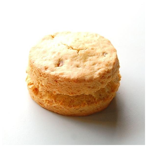 純粋蜂蜜をたっぷり使用したしっとり生地のやさしい甘味の生地に、アーモンド、ココナッツ、ピスタチオ、くるみの4種類のナッツを贅沢に加えました。ナッツの奥深いコクとうまみがクセになるスコーンです。■内容量：１個 ■商品サイズ：直径約6〜6.5c...