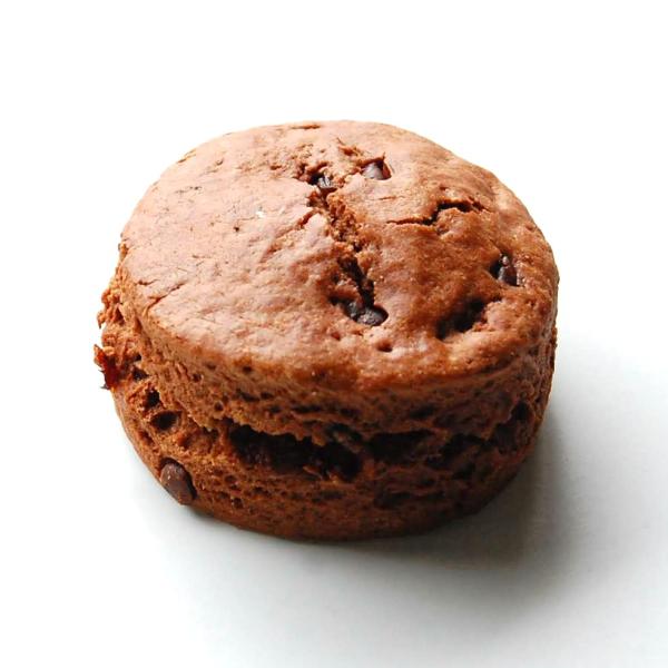 濃厚なココア生地にたっぷりのチョコチップとラムレーズンをトッピングした口どけ感がたまらないスコーン。■内容量：１個 ■商品サイズ：直径約6〜6.5cm■アレルギー品目：小麦・卵・乳成分・大豆■賞味期限：冷凍２ヶ月 ■保存方法：冷凍(-10度...