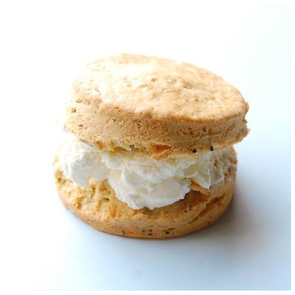 ケーキの様なしっとり食感で人気のリッチハニースコーンにオリジナルスコーンクリームをたっぷりサンドしました。クリームが挟んであるので、冷蔵庫で３０分ほどおいて解凍後はそのままケーキの様にお召し上がり頂けます。お好みでジャムを添えるとさらに美味...