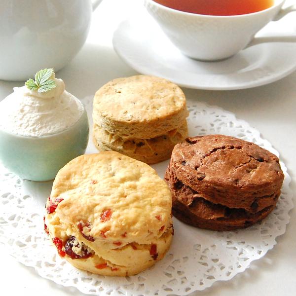 famfamの人気スコーン３種類とオリジナルスコーンクリームをセットにしました。甘み成分に北海道産無精製甜菜糖と純粋蜂蜜をたっぷり使用したしっとりやさしい甘みのスコーンです。オリジナルクリームを添えてケーキのようにお召し上がり頂けます。　■...