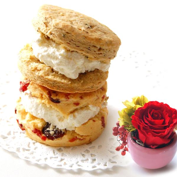 ローズのフラワーアレンジメントとセットで送るfamfamのスコーンギフトです。フラワーアレンジメントはローズのプリザーブドフラワーをメインにスタッフが心を込めてひとつひとつお造りします。特別な贈り物に是非ご利用ください。ケーキの様なしっとり...