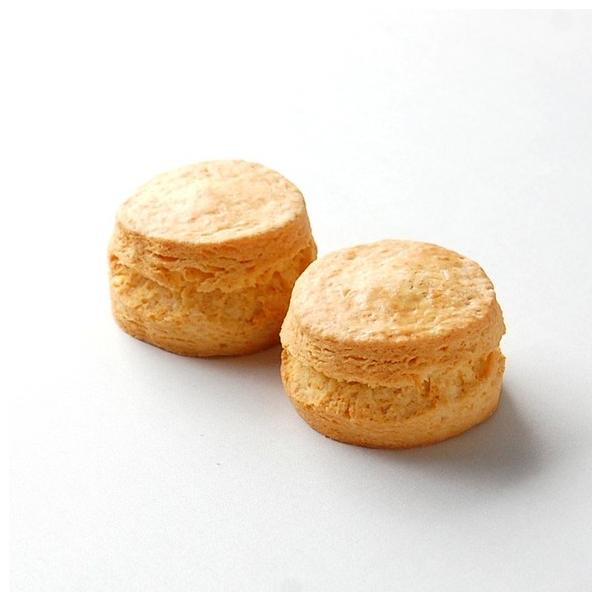 純粋蜂蜜をたっぷり使用したしっとりとした食感、やさしい甘みが特徴のプレーンタイプのスコーンです。スコーンクリームやジャムの他、朝食にヨーグルトを添えても美味しくお召し上がり頂けます。■内容量：１０個（２個入包装 x 5袋）■商品サイズ：直径...