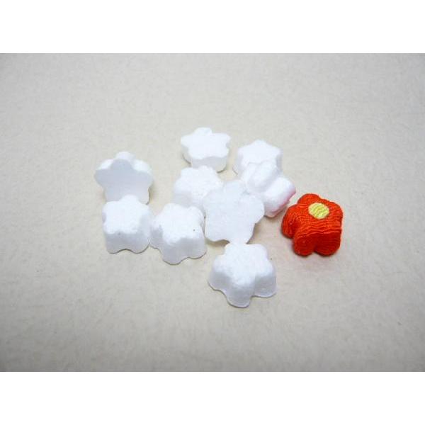 ちりめん細工の完成品も参考にしてね♪色違いを作ったり、このほかの使い方もいろいろ考えてみてね♪横１３ｍｍ　輸入品（中国）発泡品のため、若干欠けたところ、穴あきなどがありますが、ちりめん生地でくるむので問題ありません。バリがある場合があります...