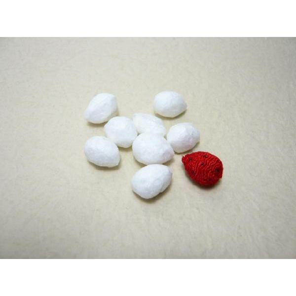 ちりめん細工の完成品も参考にしてね♪色違いを作ったり、このほかの使い方もいろいろ考えてみてね♪縦１３ｍｍ　直径（ふくらんだところ）約11ｍｍ　輸入品（中国）発泡品のため、若干欠けたところ、穴あきなどがありますが、ちりめん生地でくるむので問題...