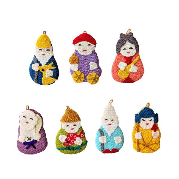 伝統工芸の水引細工やちりめん細工、造花の正月飾りを厳選してご用意いいたしました。全てが手作りとなります。失われつつある和の伝統の飾り付けの復活とともに、現代的な感性も取り入れました。ちりめん細工の大きさ縦約5cm