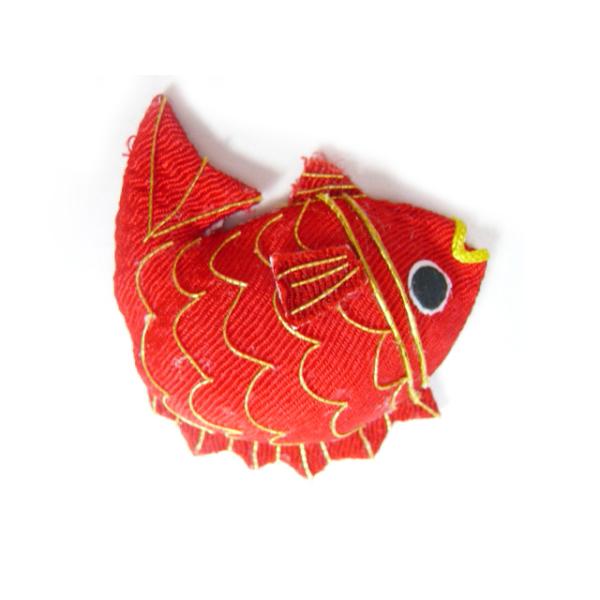 伝統工芸ちりめん細工の正月飾りを厳選してご用意いいたしました。全てが手作りとなります。失われつつある和の伝統の飾り付けの復活とともに、現代的な感性も取り入れました。ちりめん細工　縦約4ｃｍ　横約4.5〜5ｃｍ　厚さ約1ｃｍ