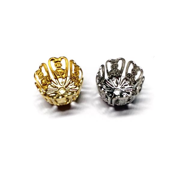 パール、ラインストーン、ビーズ、ペップと組み合わせて、つまみ細工のお花の花芯を豪華にします。サイズ：直径約14mm〜30ｍｍ(広げたとき)　厚さ約12ｍｍ　中央の穴の直径約2ｍｍ材質：鉄に金メッキ　中国製（メッキは日本）になります。※指で優...