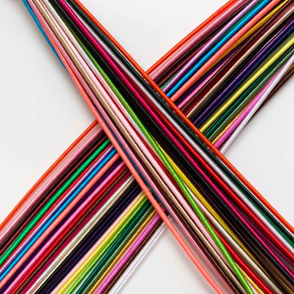 和の伝統美のお洒落な水引です。お正月飾りやラッピングに最適です。国産水引（四国）長さ90cm　材質：紙芯　ポリエステル糸※ほつれやすいので、取り扱いにご注意ください。※水引の切り口に若干のほつれが見られることがあります。その場合は、はさみで...