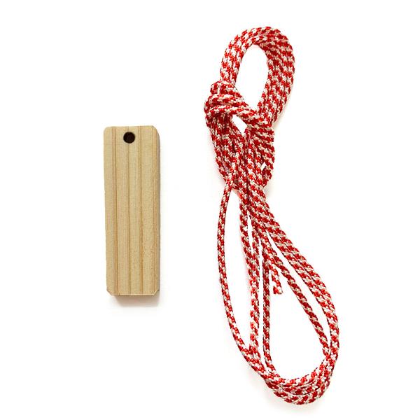 祭り木札・喧嘩札・縁起札・千社札・よさこい用無地札手書き、トナー転写ができます。木の種類：檜　サイズ：厚み約5ｍｍ　約48ｍｍ×約15ｍｍ（穴直径約3ｍｍ）　中唐打紐：100ｃｍ1本・手作りのため形や大きさに若干のばらつきがあります。・天然...