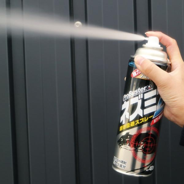 スプレーするだけで家中のネズミを追い出す！ネズミの通り道や出入口にスプレーするだけで、家中のネズミを追い出します。いや〜なネズミの姿を見ることなく対策できます！長いノズル付きで手の届かないすき間もラクラク退治！強力約6m噴射！！プロ仕様の業...