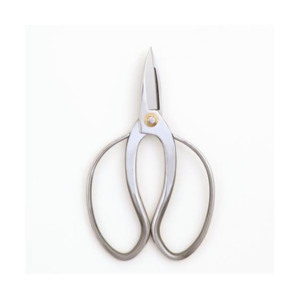 OPEN価格全長サイズ:　約180mm刃渡り:　約50mm重量:　約190g材質:　刃部:　日立金属ヤスキハガネSLD(冷間ダイス鋼)+鏡面仕上げ　(成形鍛造鋼付け)　ハンドル:　ステンレス[用途]・庭木のお手入れ(細枝の切断、生垣の成形な...