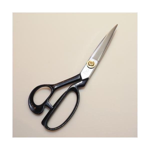 メーカー希望小売価格 : 9,000円(税抜き)サイズ:240mm重量　:約220g材質:日立金属 安来鋼 白紙1号　　 複合材柄:鋳造品　 黒塗り特殊メッキダイヤウッド・シルバー洋裁鋏の特長!1.刃部は最高鋼材を使用してありますので非常に...