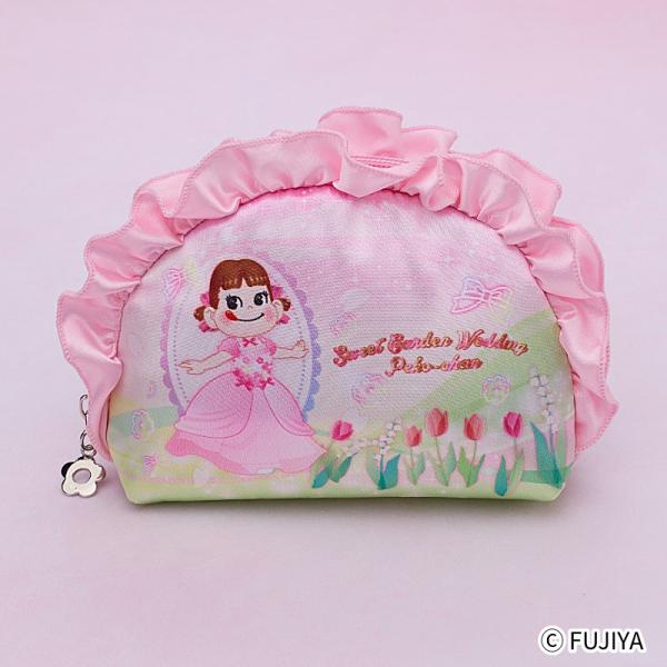 「スウィートガーデンウェディングペコちゃん」のデザインが映える、華やかで可愛らしいポーチです。桜色のドレスをモチーフに、持つだけで気分が華やぐデザインに仕上げました。コスメや小物をすっきり収納できる使いやすいサイズ感で、普段使いにもぴったり...