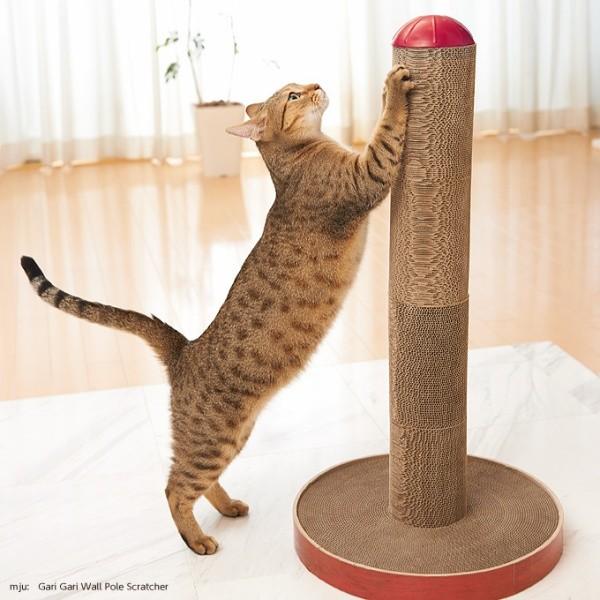 愛猫たちが最高にくつろげるように開発された愛猫専用の爪とぎです。愛猫が立ったまま使える、ポール型スタンディングタイプ。ポール爪とぎは２つに分かれていますので、上下を交換したり、新しいものと取り替えることもできます。爪とぎ時の削りカスが飛び散...