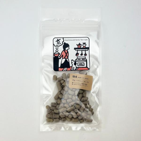 ブルーベリーを練りこんだカリカリおやつですお米を主成分に栄養豊富なブルーべりーを入れカリカリ食べやすい大きさに仕上げました。 ■内容量：50g■原材料：うるち米、さつまいも、おから、脱脂粉乳、ブルーベリー、オリーブ油■成分：粗たんぱく質11...