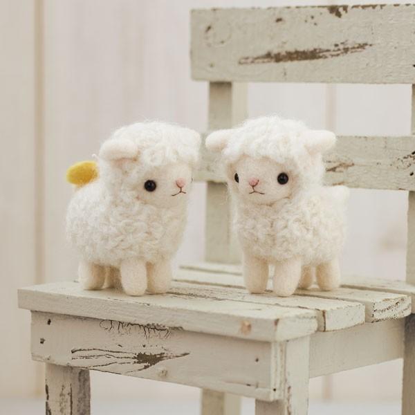 人気手芸作家の『Chibirobin（チビロビン）』さんデザインの、かわいいフェルトマスコットキット☆キュートなお顔と、しっぽにとまったちょうちょが愛らしく、大人気のひつじのマスコットキットです。フェルト羊毛キットは、フェルティングニードル...