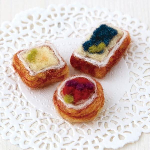 人気ニードルフェルト作家「福田りお」さんデザインの「フェルト羊毛の小さなパン屋さん」シリーズです。ミニチュアサイズの羊毛パン。ピンをすければかわいいブローチにも！！≪福田 りお≫ニードルフェルト作家。リアルさと可愛さを併せ持った作品を得意と...