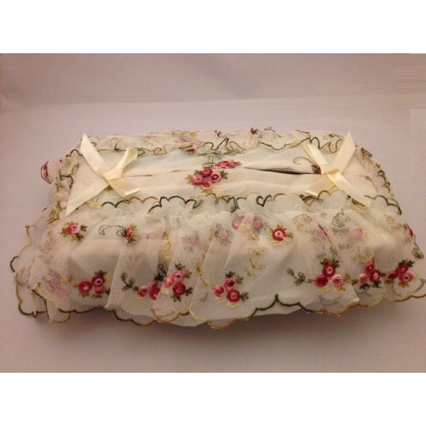 ローズレースのティッシュカバー。定番で飽きのこないデザインです。