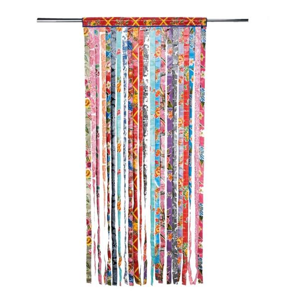オランダ、キッチュキッチンからポップ＆デコラティヴなアイテムが入荷しました！こちらは、キッチュキッチン・デザインの多種多様なお花柄オイルクロス素材を裁断・縫製して製造されたウルトラ・キッチュなストリング・カーテン。オイルクロスが短冊状に裁断...