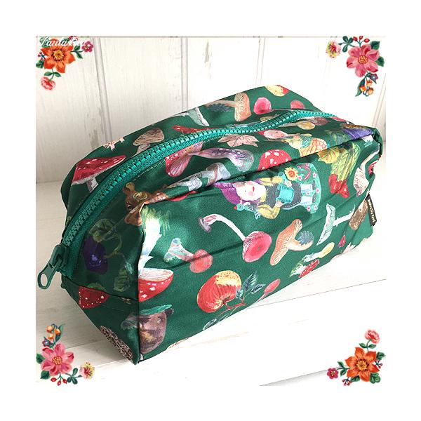 【クリックポスト発送可】<ご注文点数が多い場合は宅配便に変更となります>ナタリー・レテの描くポップ＆アーティスティックな世界がオブロングポーチになりました！こちらは、ドワーフやマッシュルーム、森の動物たちの姿がポーチいっぱいにフ...