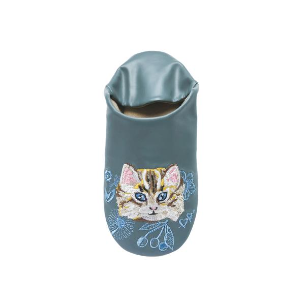 ナタリー・レテの描く、ポップ＆キッチュな世界が絢爛豪華なエンブロイダード・スリッパになりました！こちらは、大きな青目も美しいクッキング長毛猫さんをフィーチャーした、美麗なルームシューズ。淡いヨーロピアンカラー地に、力強いナタリー・タッチが美...