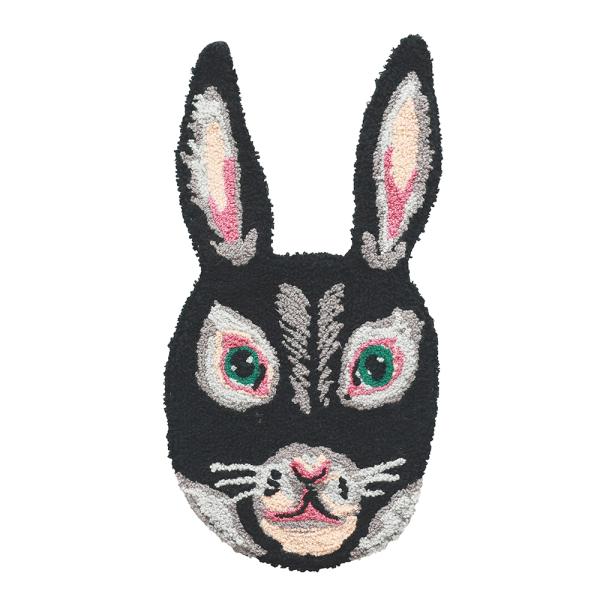 ナタリー・レテの描くポップ&amp;シュールなキャラクターたちがとびきりキッチュな室内マットになりました！こちらは、ナタリーの代表的キャラクター、ブラック・バニー・ラビット、レグリースのお顔を大胆にかたどった驚きの一品。精妙にダイカットされ...