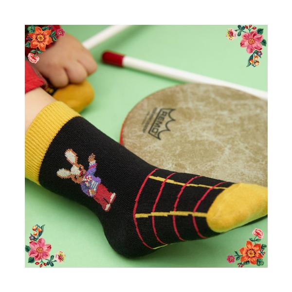 【クリックポスト発送可】<ご注文点数が多い場合は宅配便に変更となります>ナタリー・レテの描く、ポップ＆キュートな動物たちが美しい靴下になりました！こちらは正装したおしゃれウサギさんとお花をフィーチャーした一足。靴下上のキャンバス...