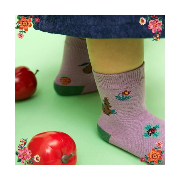 【クリックポスト発送可】<ご注文点数が多い場合は宅配便に変更となります>ナタリー・レテの描く、ポップ＆キュートな動物たちが美しい靴下になりました！こちらは森の中で憩うバンビをフィーチャーした一足。靴下上のキャンバスに、ナタリー独...