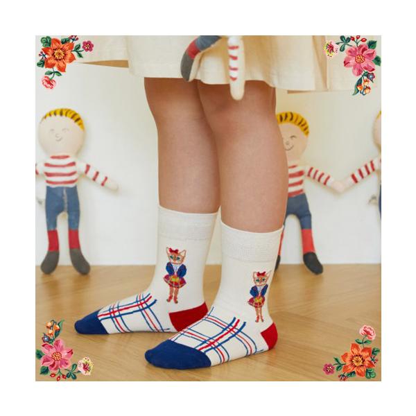 【クリックポスト発送可】<ご注文点数が多い場合は宅配便に変更となります>ナタリー・レテの描く、ポップ＆キュートな動物たちが美しい靴下になりました！こちらはスコットランドの民族衣装に身を包んだ茶トラ猫ちゃんをフィーチャーした一足。...