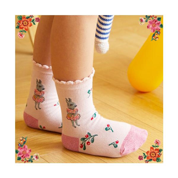 【クリックポスト発送可】<ご注文点数が多い場合は宅配便に変更となります>ナタリー・レテの描く、ポップ＆キュートな動物たちが美しい靴下になりました！こちらはピンクドレスに身を包んだグレイ・ラビットさんをフィーチャーした一足。靴下上...