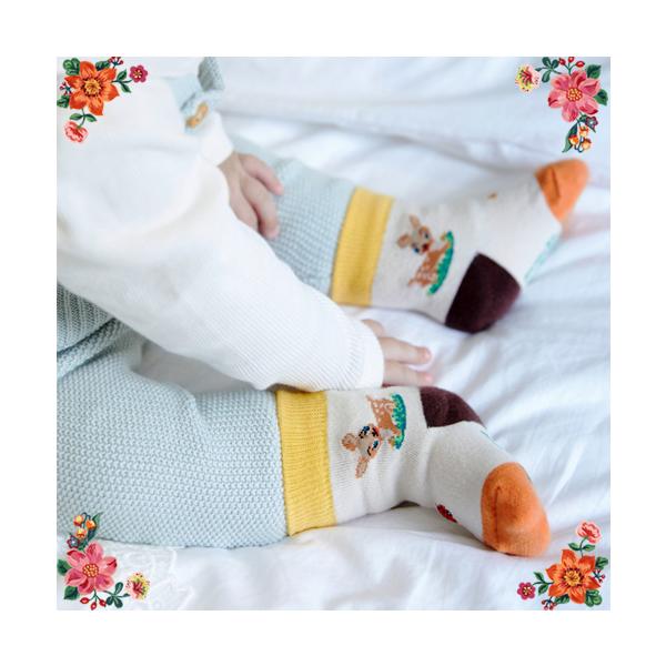 【クリックポスト発送可】<ご注文点数が多い場合は宅配便に変更となります>ナタリー・レテの描く、ポップ＆キュートな動物たちが美しい靴下になりました！こちらはドリーミーなバンビちゃんをフィーチャーした一足。靴下上のキャンバスに、ナタ...