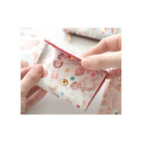 ペーパードールメイトの夢かわいい世界がお財布になりました！こちらはかわいいお人形を抱いたインナースタイルの少女たちとそのお友だちがフィーチャーされたキュートなオフホワイト・ミニ・ウォレット♪ボタンを外して三つ折りを広げるとお札からカードまで...