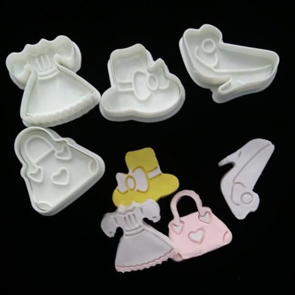 海外直輸入の珍しくてかわいいクッキーカッターが入荷しました☆型とスタンプが一体化した構造で、生地にあててプレスするだけでしっかりとプリントが入ります。焼きあがったクッキーにアイシングでデコレーションすれば、リアル感たっぷり。楽しいクッキーが...