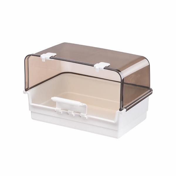 イタリアferplast社製の小鳥、オカメインコ用の水浴び容器。鳥かごに外付けも出来る便利なバードバス。底は滑らないような加工が施されています。取り付け、取り外しは簡単なのでお手入れもラクラク♪■本体サイズ：18x26xh17cm■Made...