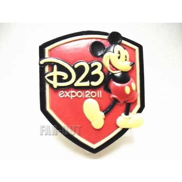 D23エキスポ2011記念限定　 オルショウスキースタジオ製作　USA　2011年　PokitPals シリーズ  陶器のような樹脂製のハンドメイドで両面に絵柄が彫られて蓋の部分はマグネットが付いています。 サイズ：高さ約5.5cm x 5...
