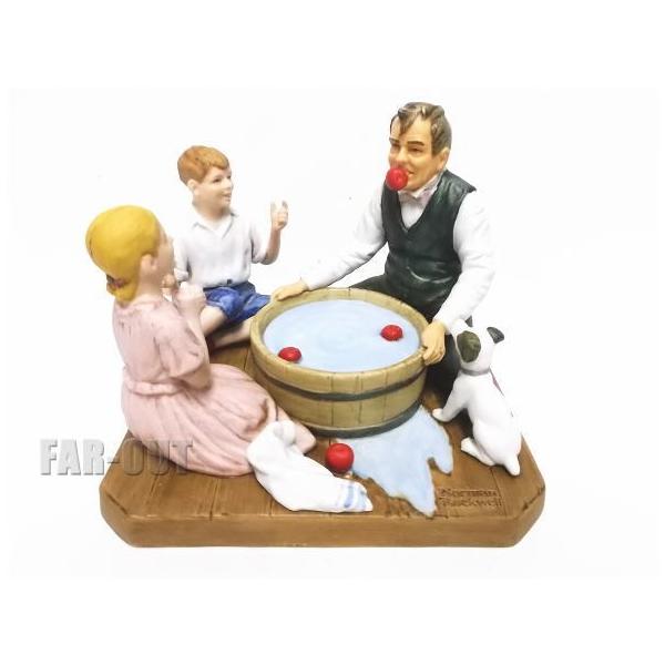 USA　1982年 　陶磁器製　日本製Norman Rockwell Museum コレクション Apple Bobbing（アップルボビング）というハロウィンの定番ゲームを楽しむ家族。サイズ：高さ約12cm　幅約14cm ※経年のわりには...