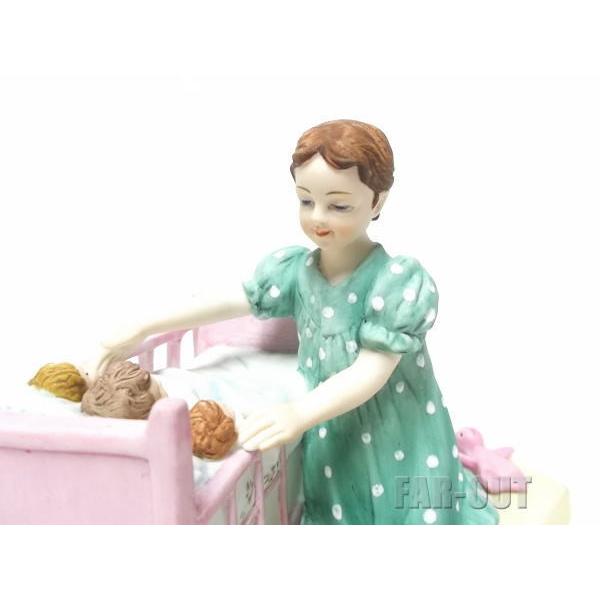 USA　1980年 　陶磁器製　日本製 Norman Rockwell Museum コレクション アメリカの良き時代の家族を描いた The American Family シリーズ 人気のアートを見事に造形化したフィギュアリン 少女が小さ...