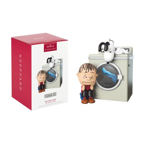 ホールマーク社  USA  2024年  期間限定品洗濯機の前でタオルがなくふさぎ込んでいるライナス、コミック誌でも有名なシーン洗濯機の中がライトアップし、ライナスの愛用のタオルが音をたててくるくる回転します。サイズ：本体高さ約10cm  ...