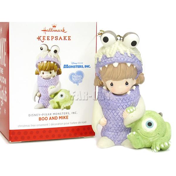 ホールマーク社　USA　2013年陶磁器製ディズニー/ピクサー作品 モンスターズインクと、プレシャスモーメントのコラボ「 Boo and Mike 」サイズ：本体高さ約9.5cmホールマークオーナメントとは日本では雑貨店などに並ぶメッセージ...