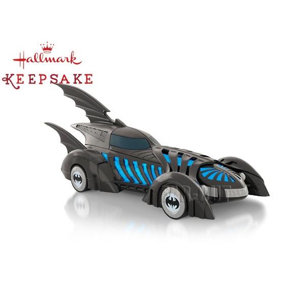 ホールマーク社　USA　2015年「 Batmobile 」1995年公開ティム・バートン監督、ヴァル・キルマー主演のハリウッド映画「バットマン フォーエヴァー」登場のバットマン愛車。サイズ：本体長さ約12cmボタンを押すと、一定時間青く光...