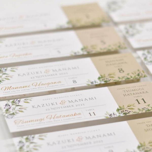 ナチュラルウェディングをテーマにデザインされたおしゃれなエスコートカード。ミシン目入りの半券付きで、演出やメッセージカードなどアイデア次第でいろいろ使えるチケットタイプのエスコートカードです。■商品お届け内容半券付きチケット風エスコートカー...