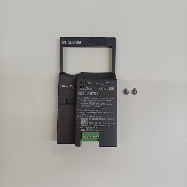 ・ FREQROL-E700シリーズ用内蔵オプション（Eキット）は、内蔵オプションと内蔵オプション用表面カバーの構成となっています。 内蔵オプションを取付ける場合は、インバータの表面カバーを内蔵オプション用表面カバーに取り換えてください。・...